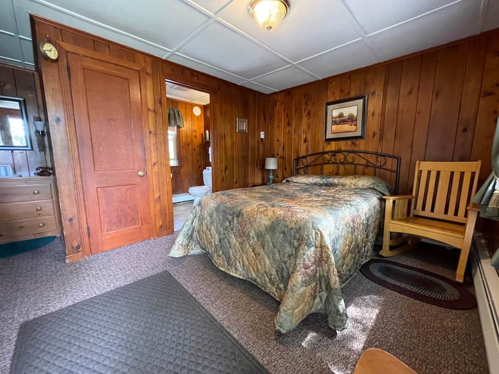 Room – 1 Full Bed – Riverside Motel
